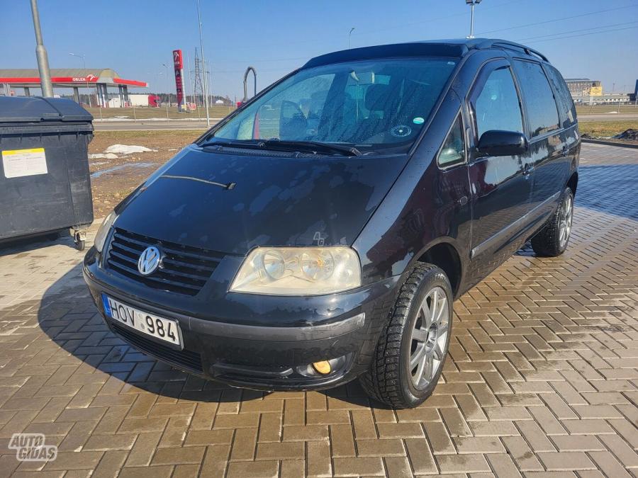 Black Volkswagen Sharan 2002 in Mazeikiai, with an engine capacity of 1.80 L and mileage of 384 thousand km for 1150 €, photo 1 on AUTOMOTO.COM.LV