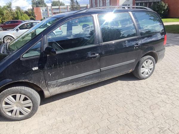 Black Volkswagen Sharan 2003 in Ogre, with an engine capacity of 1.90 L and mileage of 347 thousand km for 1600 €, photo 5 on AUTOMOTO.COM.LV