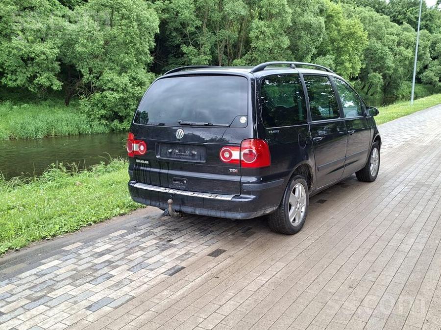 Melns Volkswagen Sharan 2004 Rēzekne, ar dzinēja tilpumu 1.90 L un nobraukumu 290 tūkst. km par 1700 €, foto 5 vietnē AUTOMOTO.COM.LV