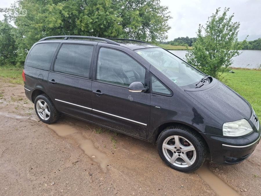 Black Volkswagen Sharan 2004 in Birstonas, with an engine capacity of 1.90 L and mileage of 348 thousand km for 2600 €, photo 3 on AUTOMOTO.COM.LV