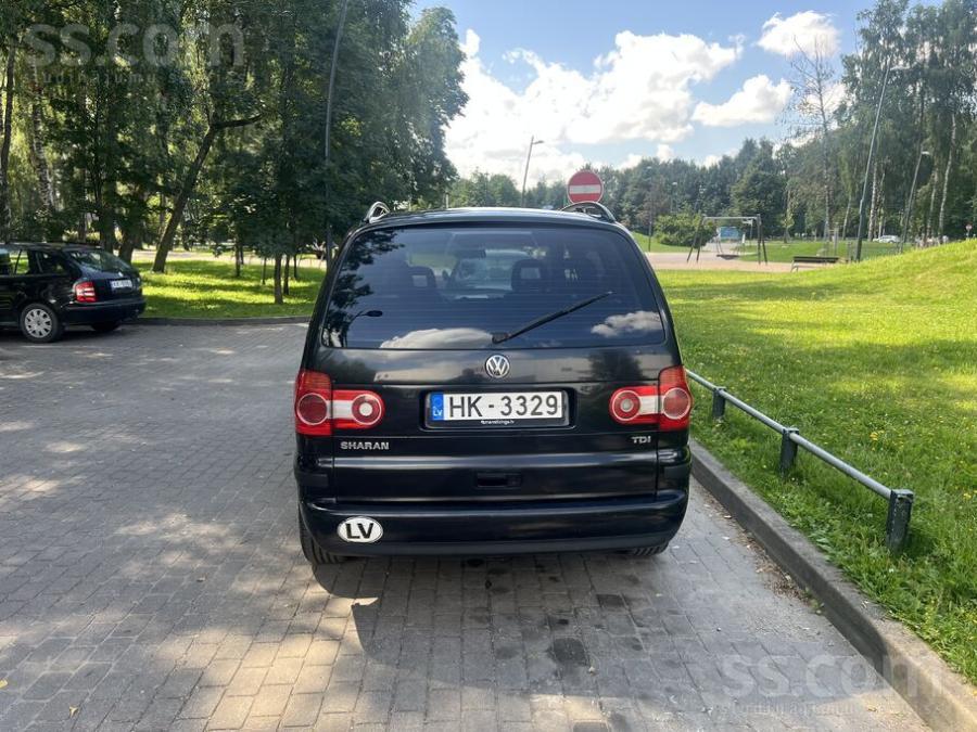 Black Volkswagen Sharan 2004 in Riga, with an engine capacity of 1.90 L and mileage of 260 thousand km for 2300 €, photo 5 on AUTOMOTO.COM.LV