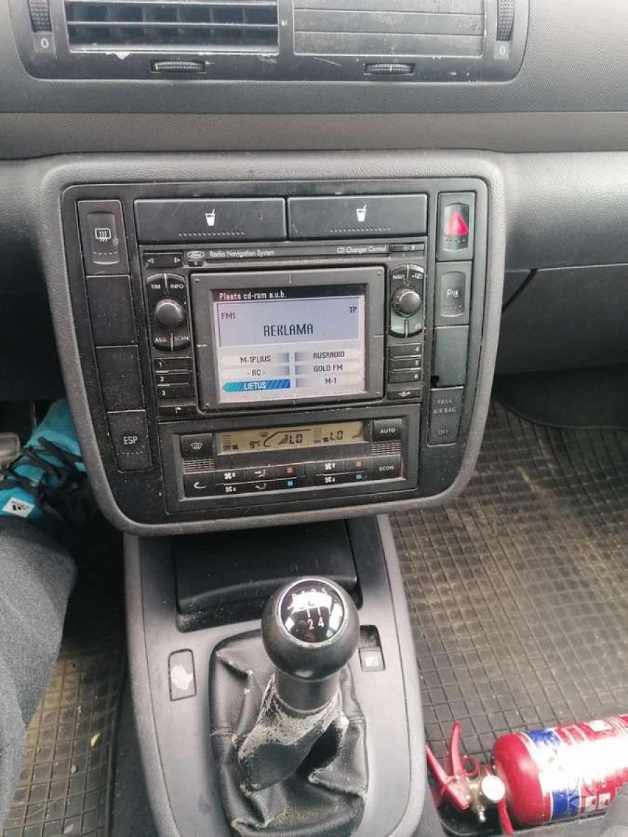 Melns Volkswagen Sharan 2005 Panevēža, ar dzinēja tilpumu 1.90 L un nobraukumu 387 tūkst. km par 2400 €, foto 7 vietnē AUTOMOTO.COM.LV