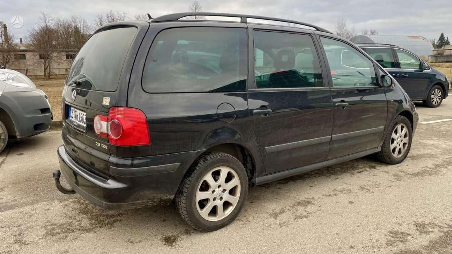 Black Volkswagen Sharan 2006 in Telschi, with an engine capacity of 1.97 L and mileage of 247 thousand km for 2900 €, photo 4 on AUTOMOTO.COM.LV