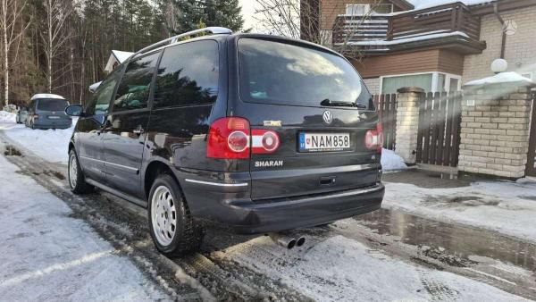 Black Volkswagen Sharan 2006 in Vilnius, with an engine capacity of 2.80 L and mileage of 287 thousand km for 3350 €, photo 4 on AUTOMOTO.COM.LV