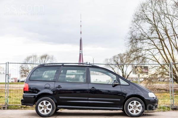 Black Volkswagen Sharan 2006 in Riga, with an engine capacity of 2.00 L and mileage of 423 thousand km for 3490 €, photo 5 on AUTOMOTO.COM.LV