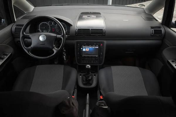 Black Volkswagen Sharan 2006 in Jelgava, with an engine capacity of 2.00 L and mileage of 225 thousand km for 3200 €, photo 8 on AUTOMOTO.COM.LV