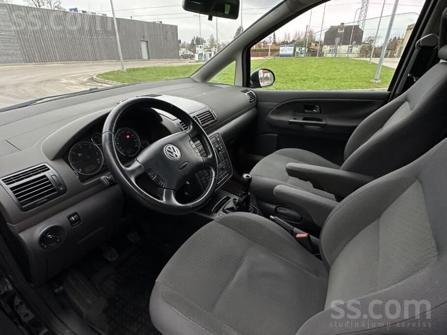 Black Volkswagen Sharan 2007 in Jelgava, with an engine capacity of 2.00 L and mileage of 437 thousand km for 2500 €, photo 7 on AUTOMOTO.COM.LV