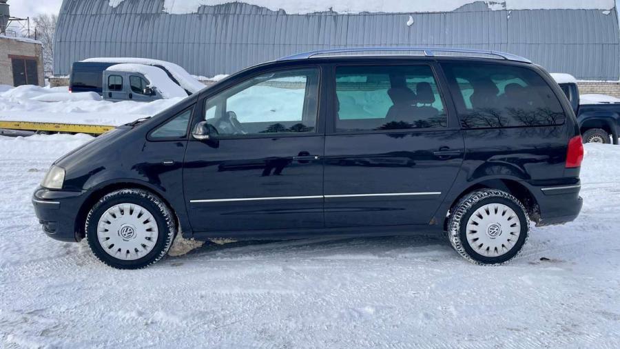 Black Volkswagen Sharan 2007 in Telschi, with an engine capacity of 1.97 L and mileage of 255 thousand km for 3000 €, photo 2 on AUTOMOTO.COM.LV