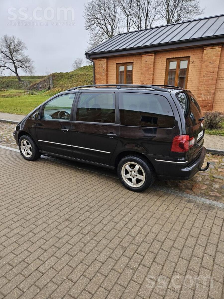 Black Volkswagen Sharan 2008 in Daugavpils, with an engine capacity of 1.90 L and mileage of 273 thousand km for 4750 €, photo 3 on AUTOMOTO.COM.LV