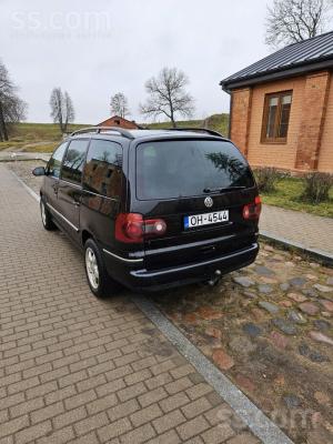 Black Volkswagen Sharan 2008 in Daugavpils, with an engine capacity of 1.90 L and mileage of 273 thousand km for 4750 €, photo 4 on AUTOMOTO.COM.LV