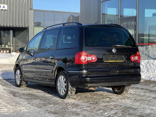 Black Volkswagen Sharan 2008 in Siauliai, with an engine capacity of 1.97 L and mileage of 299 thousand km for 3650 €, photo 8 on AUTOMOTO.COM.LV