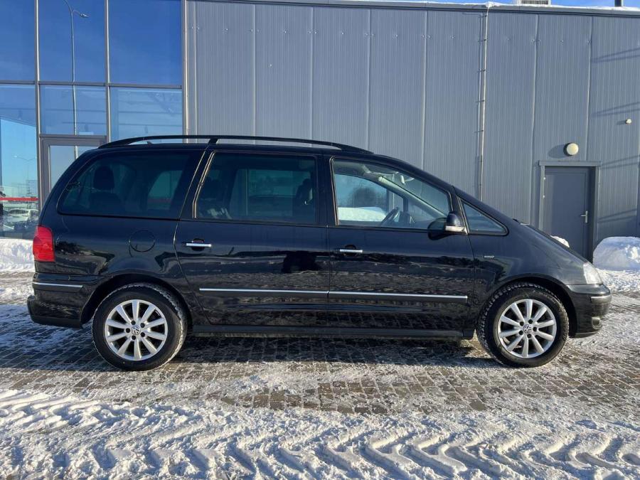Black Volkswagen Sharan 2008 in Siauliai, with an engine capacity of 1.97 L and mileage of 299 thousand km for 3650 €, photo 6 on AUTOMOTO.COM.LV