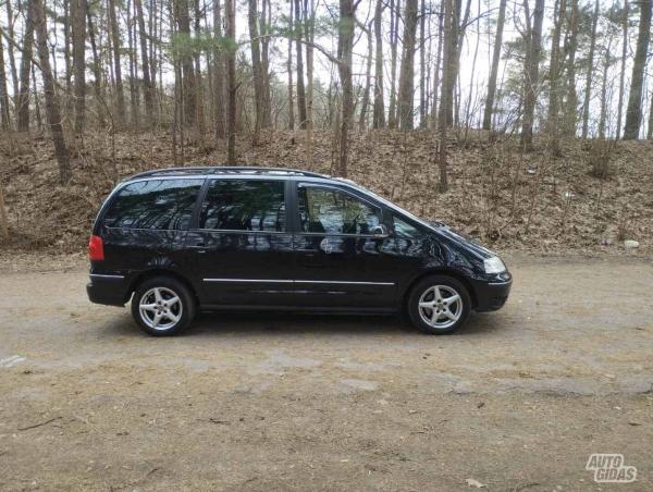Black Volkswagen Sharan 2008 in Vilnius, with an engine capacity of 2.00 L and mileage of 285 thousand km for 2999 €, photo 1 on AUTOMOTO.COM.LV