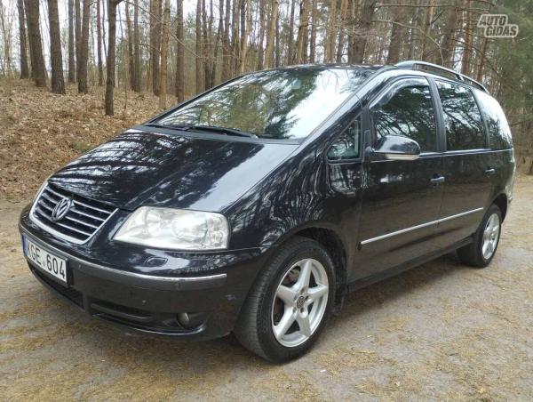 Black Volkswagen Sharan 2008 in Vilnius, with an engine capacity of 2.00 L and mileage of 285 thousand km for 2999 €, photo 4 on AUTOMOTO.COM.LV