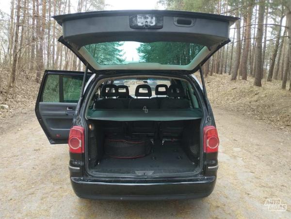 Black Volkswagen Sharan 2008 in Vilnius, with an engine capacity of 2.00 L and mileage of 285 thousand km for 2999 €, photo 8 on AUTOMOTO.COM.LV