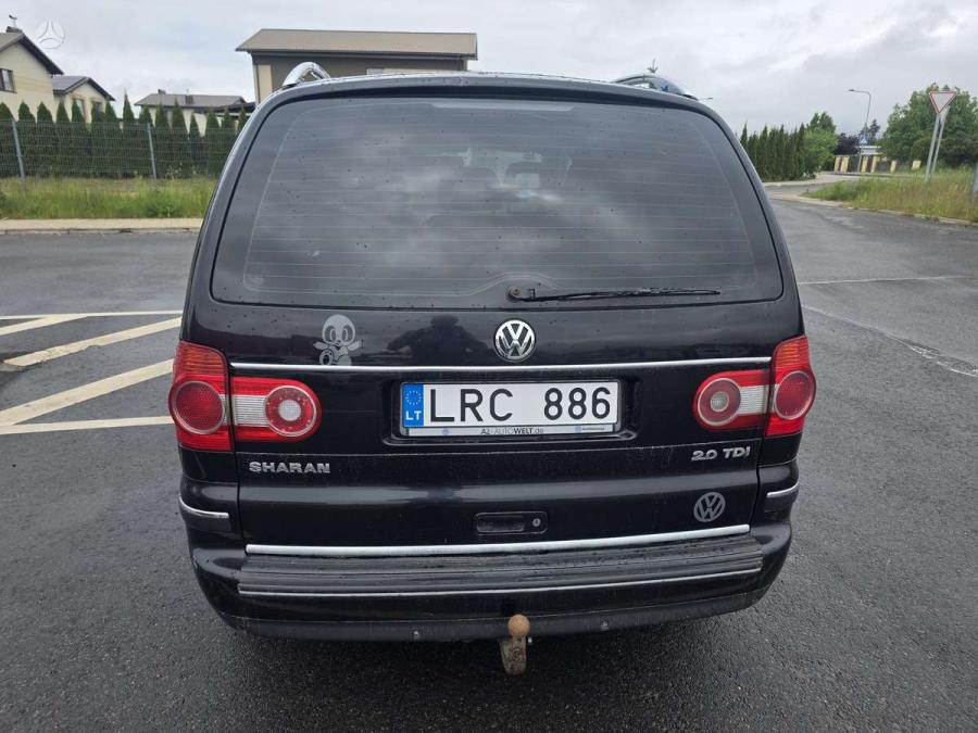 Black Volkswagen Sharan 2008 in Vilnius, with an engine capacity of 1.97 L and mileage of 345 thousand km for 2700 €, photo 4 on AUTOMOTO.COM.LV