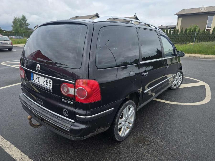 Black Volkswagen Sharan 2008 in Vilnius, with an engine capacity of 1.97 L and mileage of 345 thousand km for 2700 €, photo 5 on AUTOMOTO.COM.LV