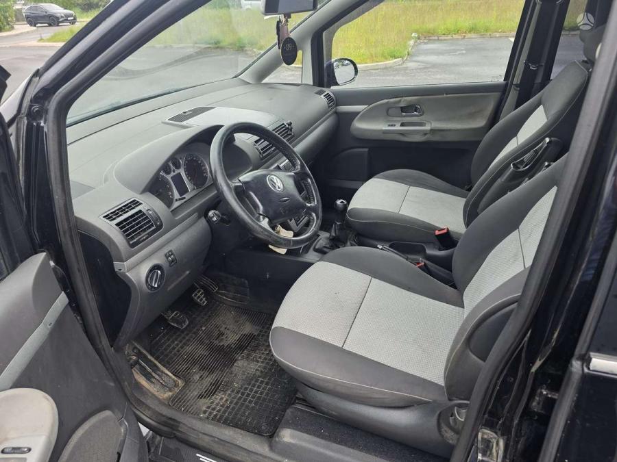 Black Volkswagen Sharan 2008 in Vilnius, with an engine capacity of 1.97 L and mileage of 345 thousand km for 2700 €, photo 7 on AUTOMOTO.COM.LV