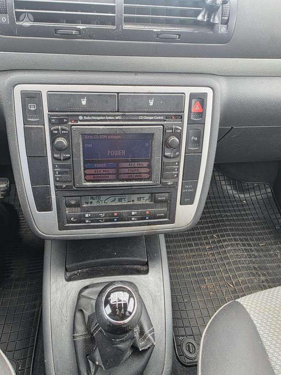 Black Volkswagen Sharan 2008 in Vilnius, with an engine capacity of 1.97 L and mileage of 345 thousand km for 2700 €, photo 10 on AUTOMOTO.COM.LV