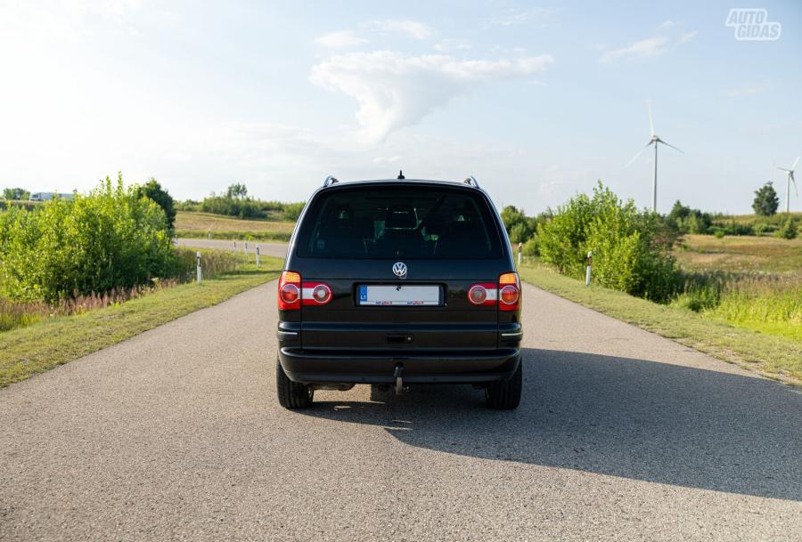 Black Volkswagen Sharan 2008 in Ukmerge, with an engine capacity of 2.00 L and mileage of 292 thousand km for 3400 €, photo 5 on AUTOMOTO.COM.LV