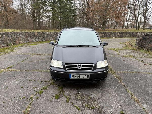 Black Volkswagen Sharan 2009 in Kedainiai, with an engine capacity of 1.97 L and mileage of 269 thousand km for 4289 €, photo 8 on AUTOMOTO.COM.LV