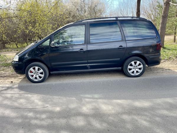Black Volkswagen Sharan 2009 in Vilnius, with an engine capacity of 2.00 L and mileage of 370 thousand km for 2750 €, photo 6 on AUTOMOTO.COM.LV