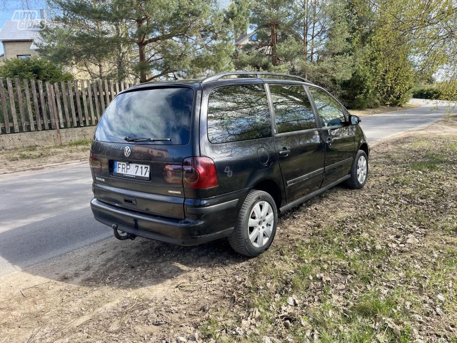 Black Volkswagen Sharan 2009 in Vilnius, with an engine capacity of 2.00 L and mileage of 370 thousand km for 2750 €, photo 3 on AUTOMOTO.COM.LV