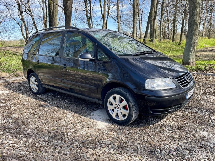Black Volkswagen Sharan 2009 in Vilnius, with an engine capacity of 2.00 L and mileage of 370 thousand km for 2750 €, photo 10 on AUTOMOTO.COM.LV