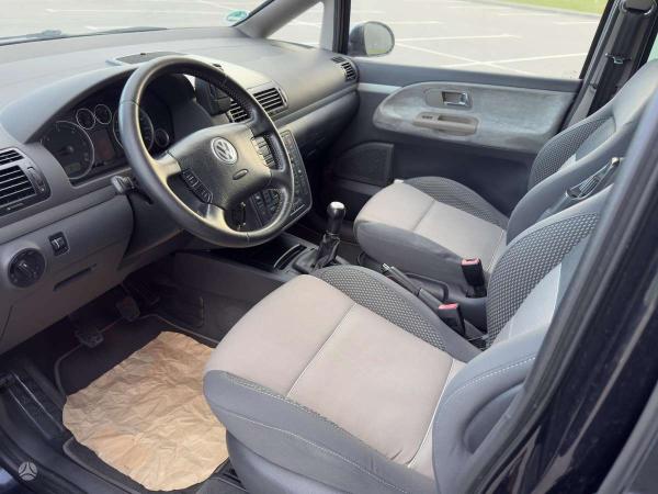 Black Volkswagen Sharan 2009 in Prienai, with an engine capacity of 1.97 L and mileage of 246 thousand km for 4450 €, photo 7 on AUTOMOTO.COM.LV