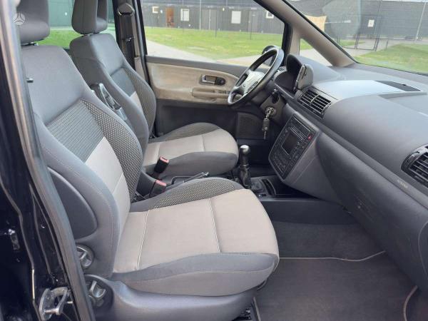 Black Volkswagen Sharan 2009 in Prienai, with an engine capacity of 1.97 L and mileage of 246 thousand km for 4450 €, photo 8 on AUTOMOTO.COM.LV