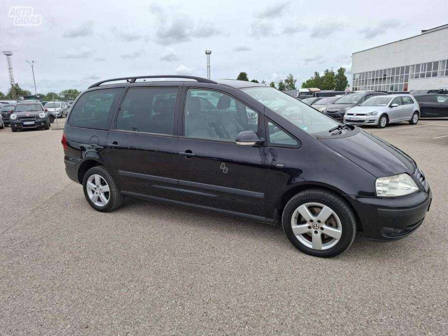Black Volkswagen Sharan 2009 in Marijampole, with an engine capacity of 2.00 L and mileage of 285 thousand km for 4100 €, photo 3 on AUTOMOTO.COM.LV