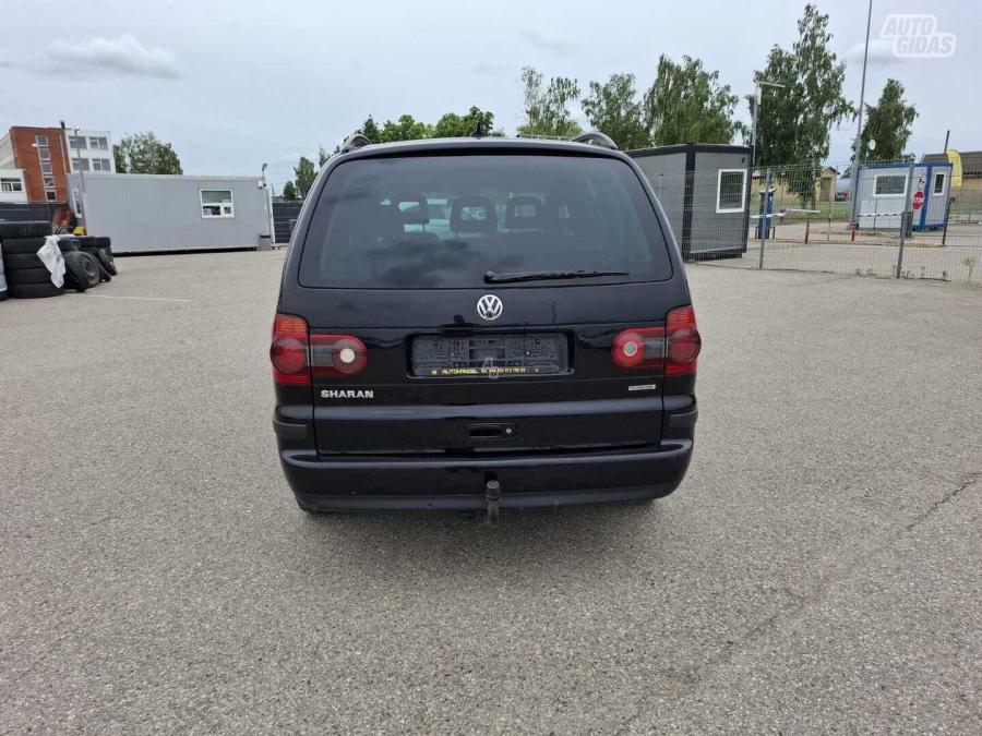 Black Volkswagen Sharan 2009 in Marijampole, with an engine capacity of 2.00 L and mileage of 285 thousand km for 4100 €, photo 6 on AUTOMOTO.COM.LV