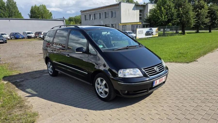Black Volkswagen Sharan 2009 in Riga, with an engine capacity of 2.00 L and mileage of 241 thousand km for 5850 €, photo 4 on AUTOMOTO.COM.LV
