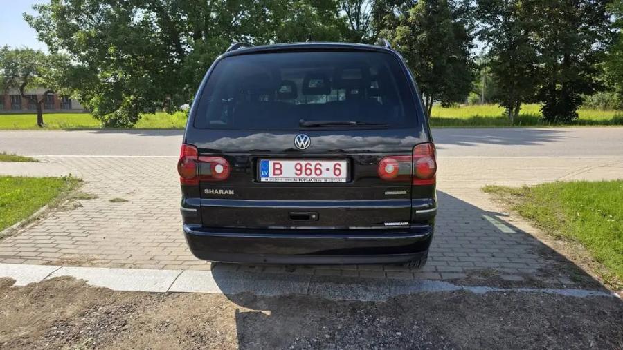 Black Volkswagen Sharan 2009 in Riga, with an engine capacity of 2.00 L and mileage of 241 thousand km for 5850 €, photo 7 on AUTOMOTO.COM.LV