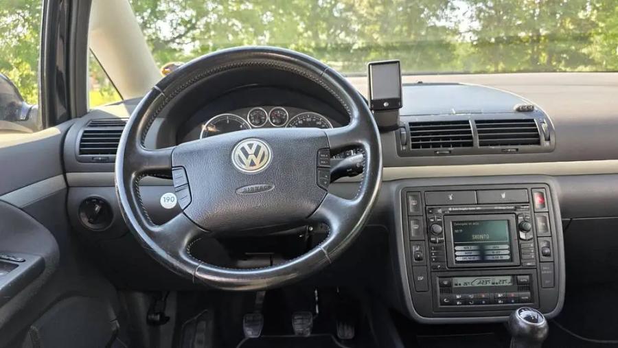 Black Volkswagen Sharan 2009 in Riga, with an engine capacity of 2.00 L and mileage of 241 thousand km for 5850 €, photo 14 on AUTOMOTO.COM.LV