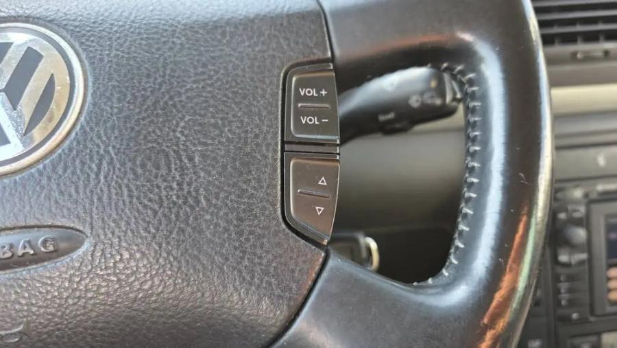 Black Volkswagen Sharan 2009 in Riga, with an engine capacity of 2.00 L and mileage of 241 thousand km for 5850 €, photo 16 on AUTOMOTO.COM.LV