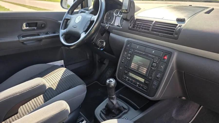 Black Volkswagen Sharan 2009 in Riga, with an engine capacity of 2.00 L and mileage of 241 thousand km for 5850 €, photo 21 on AUTOMOTO.COM.LV