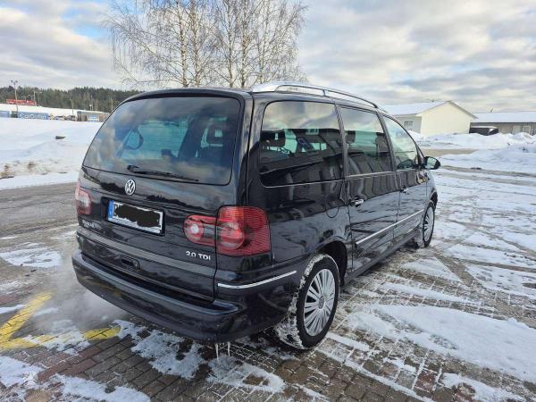 Black Volkswagen Sharan 2010 in Vilnius, with an engine capacity of 1.97 L and mileage of 250 thousand km for 4150 €, photo 5 on AUTOMOTO.COM.LV