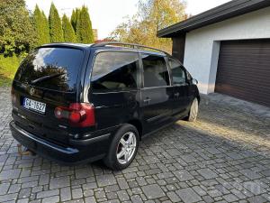 Black Volkswagen Sharan 2010 in Tukums, with an engine capacity of 2.00 L and mileage of 395 thousand km for 3850 €, photo 5 on AUTOMOTO.COM.LV