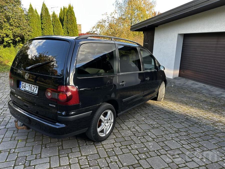 Black Volkswagen Sharan 2010 in Tukums, with an engine capacity of 2.00 L and mileage of 395 thousand km for 3850 €, photo 5 on AUTOMOTO.COM.LV