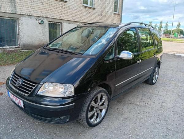 Black Volkswagen Sharan 2010 in Jurbarkas, with an engine capacity of 1.97 L and mileage of 258 thousand km for 3800 €, photo 1 on AUTOMOTO.COM.LV