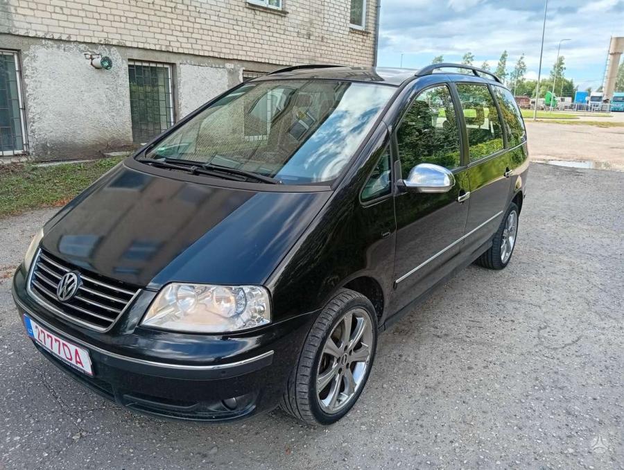 Black Volkswagen Sharan 2010 in Jurbarkas, with an engine capacity of 1.97 L and mileage of 258 thousand km for 3800 €, photo 9 on AUTOMOTO.COM.LV
