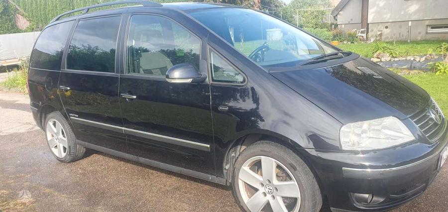 Melns Volkswagen Sharan 2010 Šauļi, ar dzinēja tilpumu 1.97 L un nobraukumu 300 tūkst. km par 4300 €, foto 7 vietnē AUTOMOTO.COM.LV