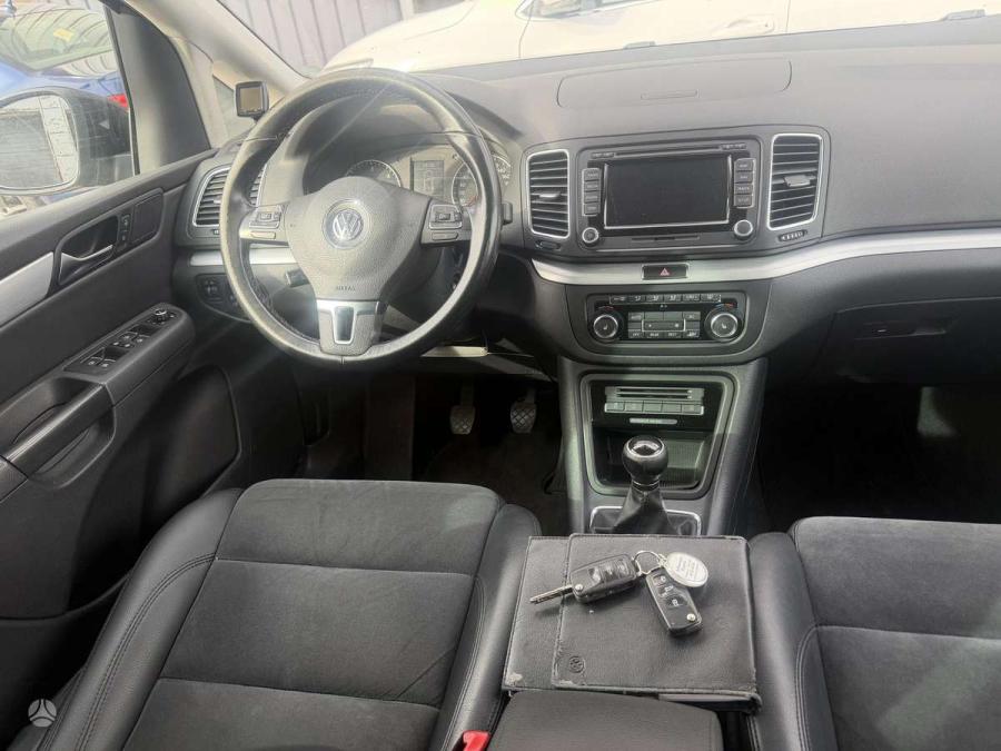 Black Volkswagen Sharan 2010 in Panevezys, with an engine capacity of 1.97 L and mileage of 274 thousand km for 5450 €, photo 14 on AUTOMOTO.COM.LV