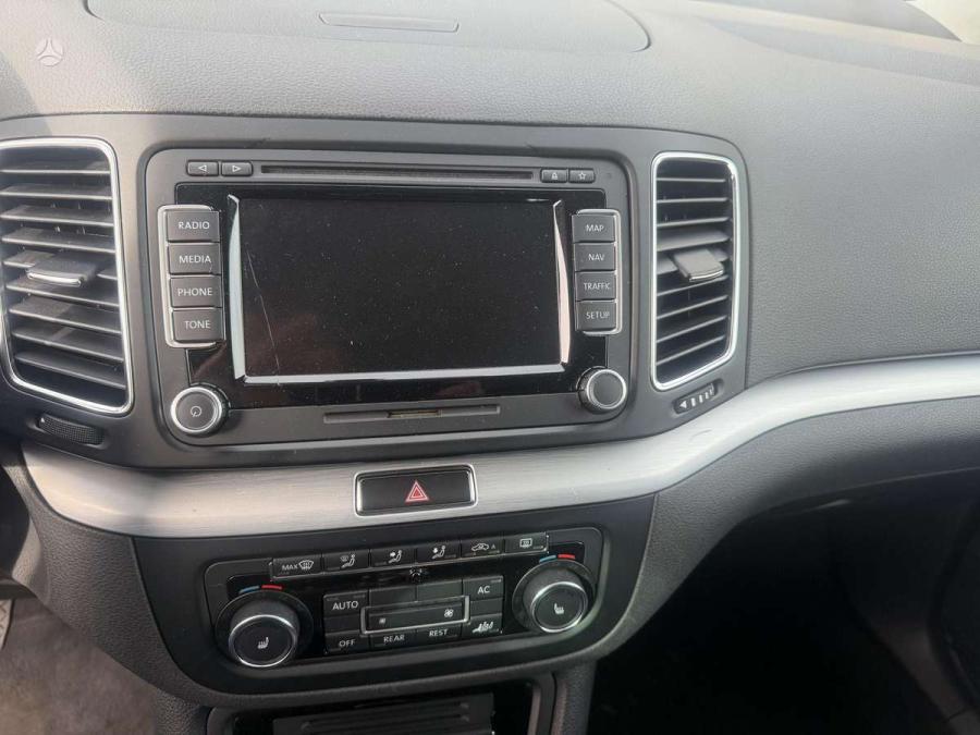 Black Volkswagen Sharan 2010 in Panevezys, with an engine capacity of 1.97 L and mileage of 274 thousand km for 5450 €, photo 17 on AUTOMOTO.COM.LV