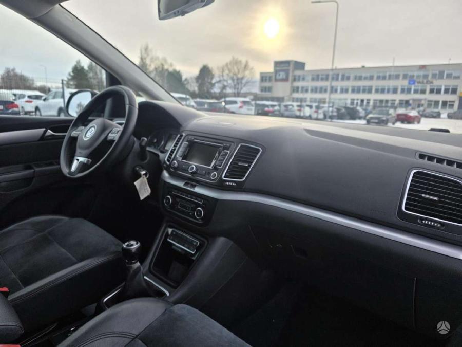 Black Volkswagen Sharan 2011 in Taurage, with an engine capacity of 1.97 L and mileage of 309 thousand km for 6500 €, photo 8 on AUTOMOTO.COM.LV