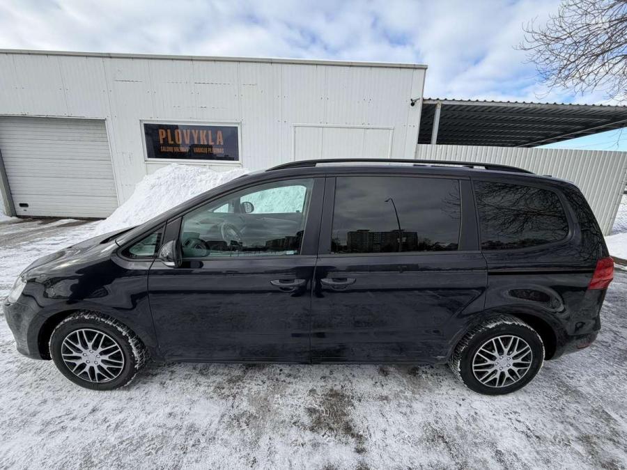 Melns Volkswagen Sharan 2011 Kauņa, ar dzinēja tilpumu 2.00 L un nobraukumu 383 tūkst. km par 7900 €, foto 2 vietnē AUTOMOTO.COM.LV