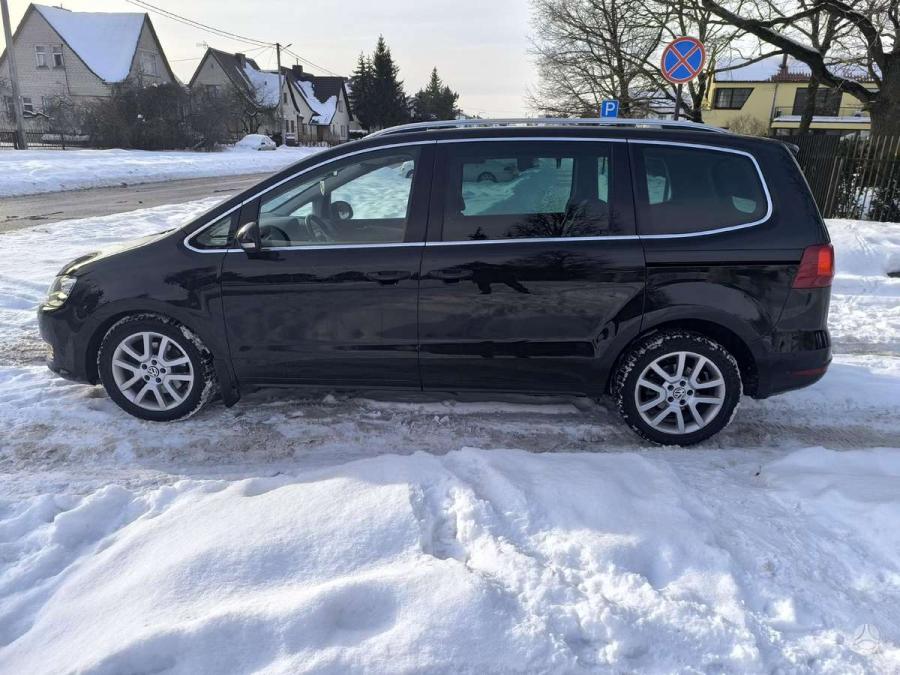 Black Volkswagen Sharan 2011 in Kaunas, with an engine capacity of 1.97 L and mileage of 215 thousand km for 7899 €, photo 3 on AUTOMOTO.COM.LV