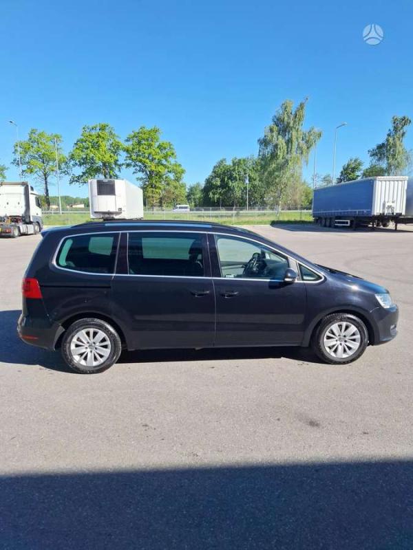 Black Volkswagen Sharan 2011 in Kaunas, with an engine capacity of 1.97 L and mileage of 306 thousand km for 5800 €, photo 6 on AUTOMOTO.COM.LV