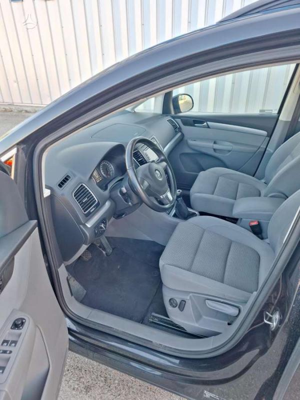 Black Volkswagen Sharan 2011 in Kaunas, with an engine capacity of 1.97 L and mileage of 306 thousand km for 5800 €, photo 8 on AUTOMOTO.COM.LV
